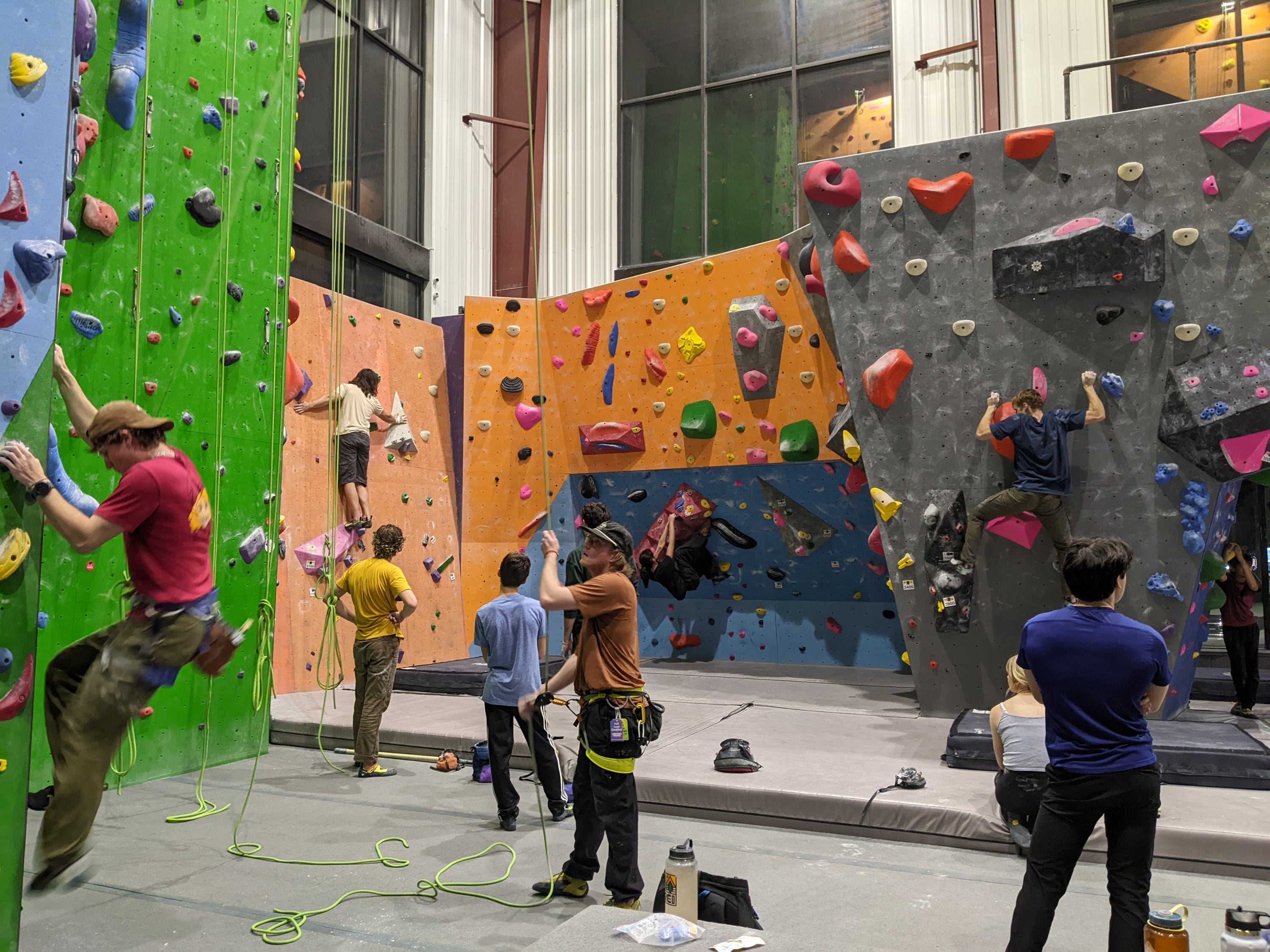 What to Expect When You First Visit an Indoor Rock Climbing Gym – On ...